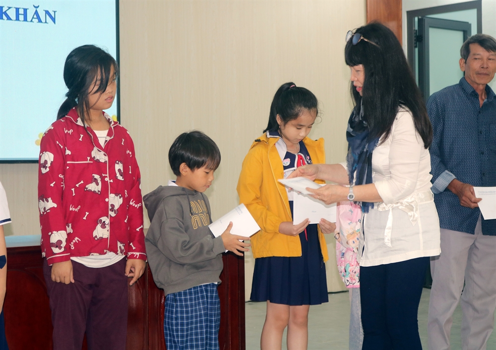 Kim Trà: Trao học bổng cho học sinh có hoàn cảnh khó khăn